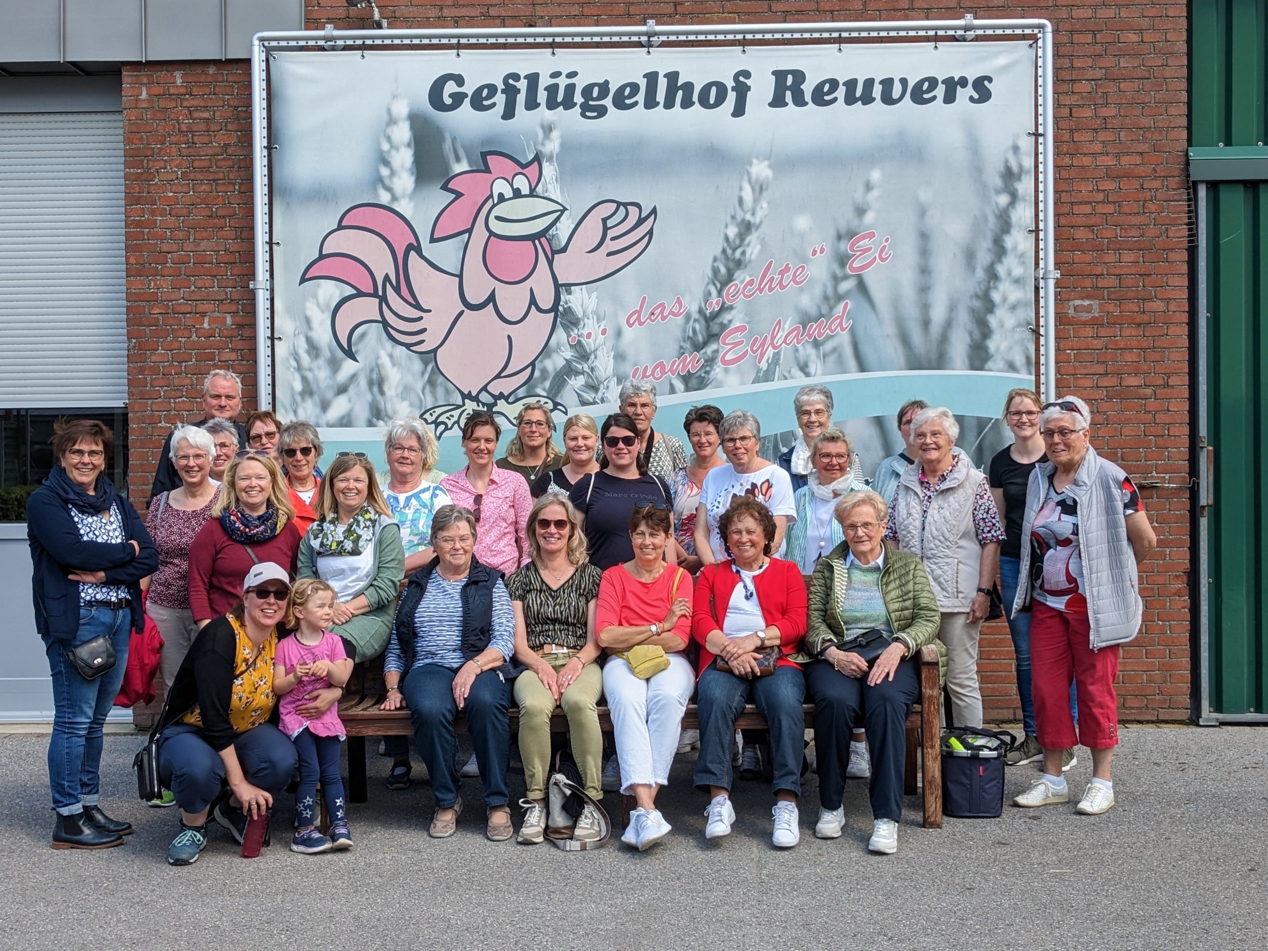 Landfrauen Bedburg- Hau zu Besuch auf dem Geflügelhof Reuvers ...